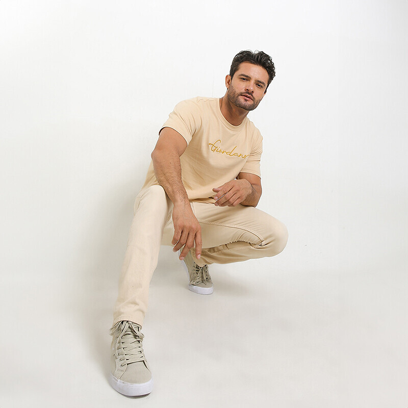 Men's GIORDANO Signature Tee : Gaya Trendi untuk Setiap Kesempatan ...